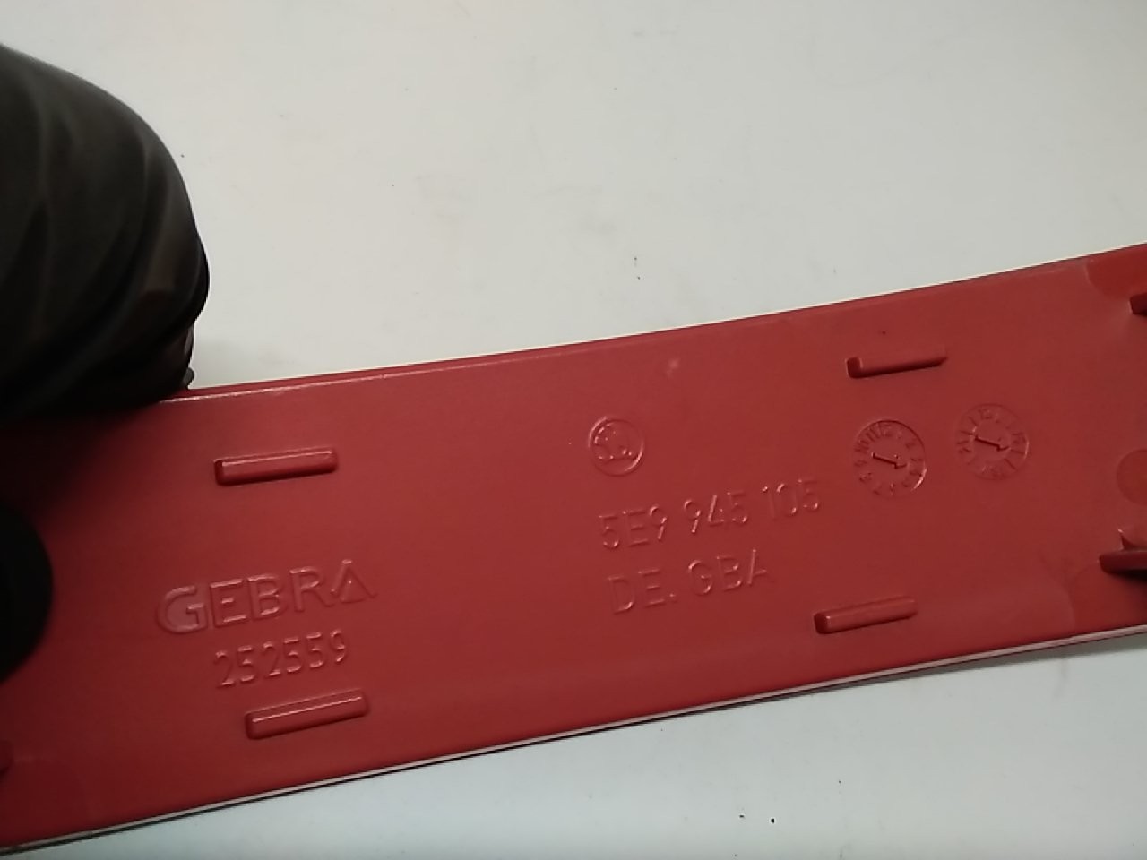 Refletor traseiro SKODA OCTAVIA III 5E9945105 - Motivauto