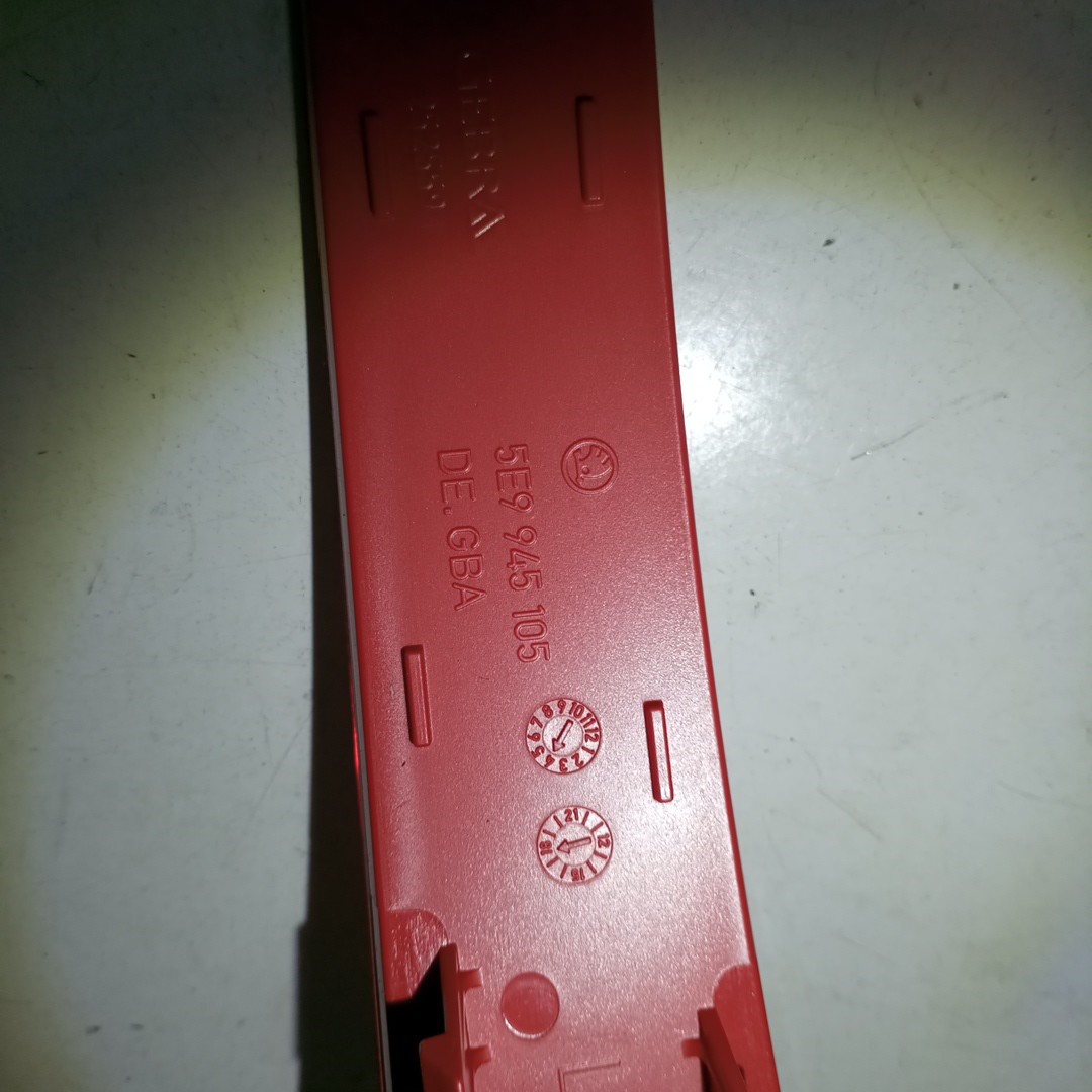 Refletor traseiro SKODA OCTAVIA III Combi 5E9945105 - Motivauto