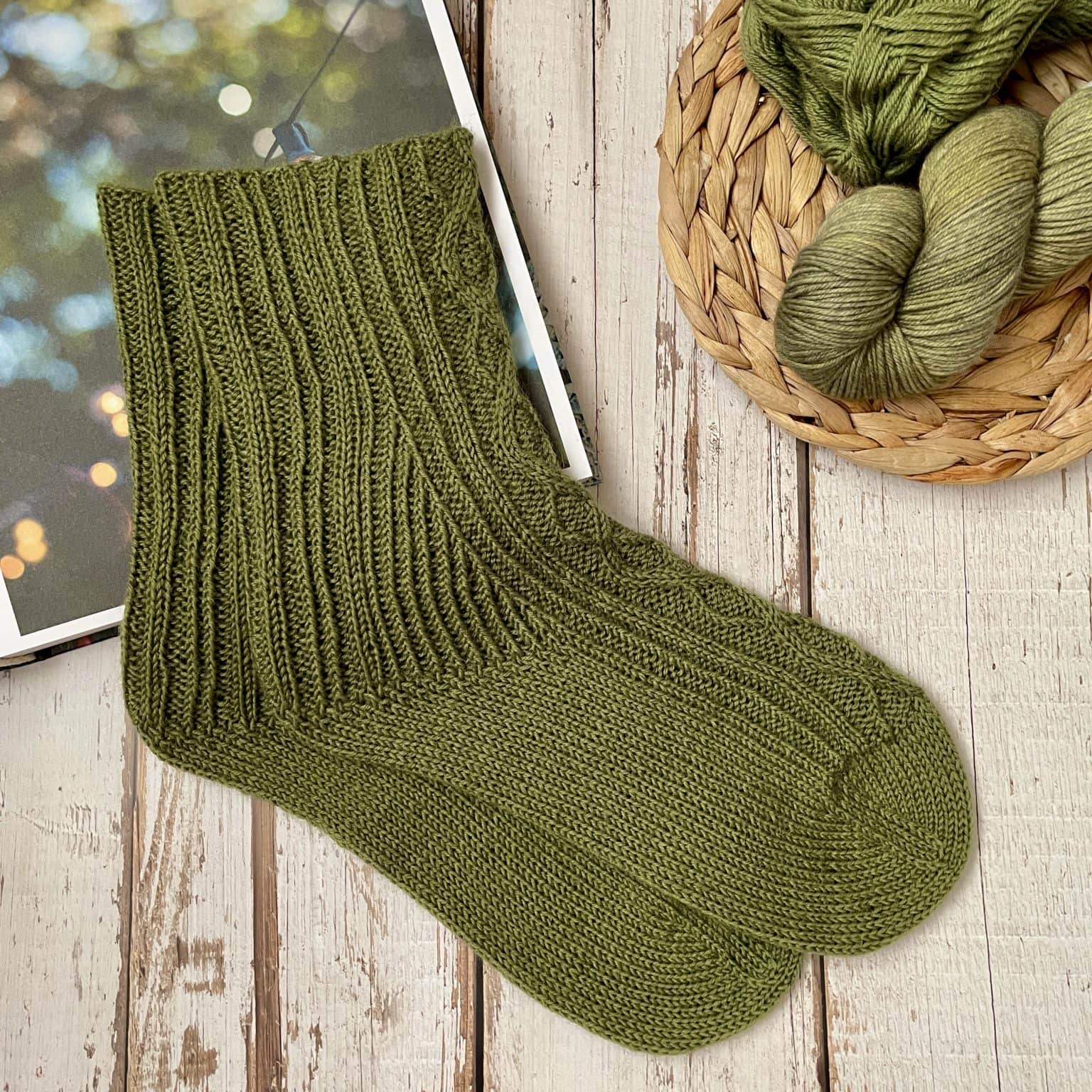 Celtica sock knitting pattern (PDF ENG) - Crealandia