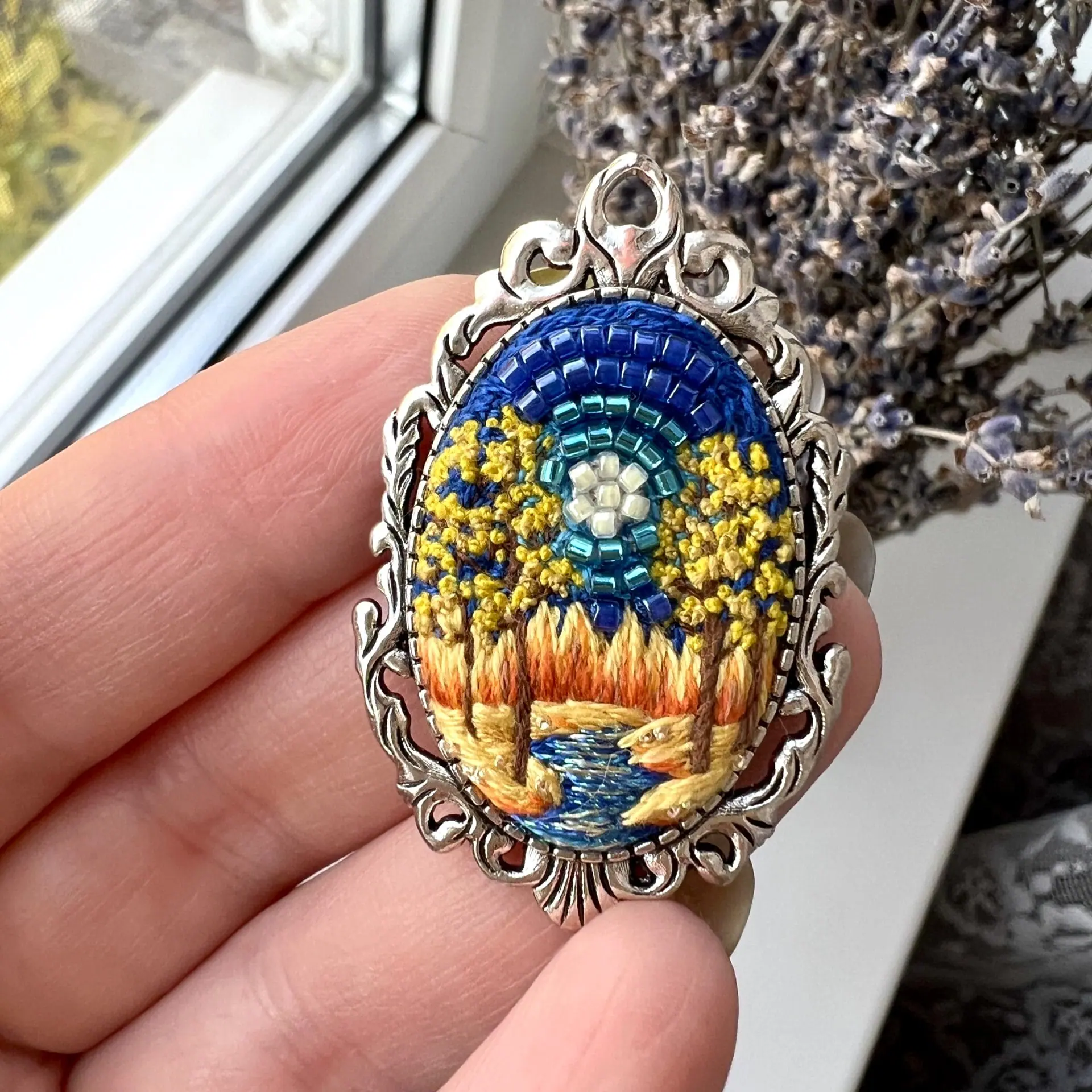 Hidden Gold landscape embroidery brooch - Crealandia