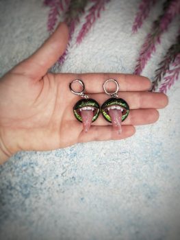Green shimmery vampire Lips dangle earrings, stainless steel - Crealandia