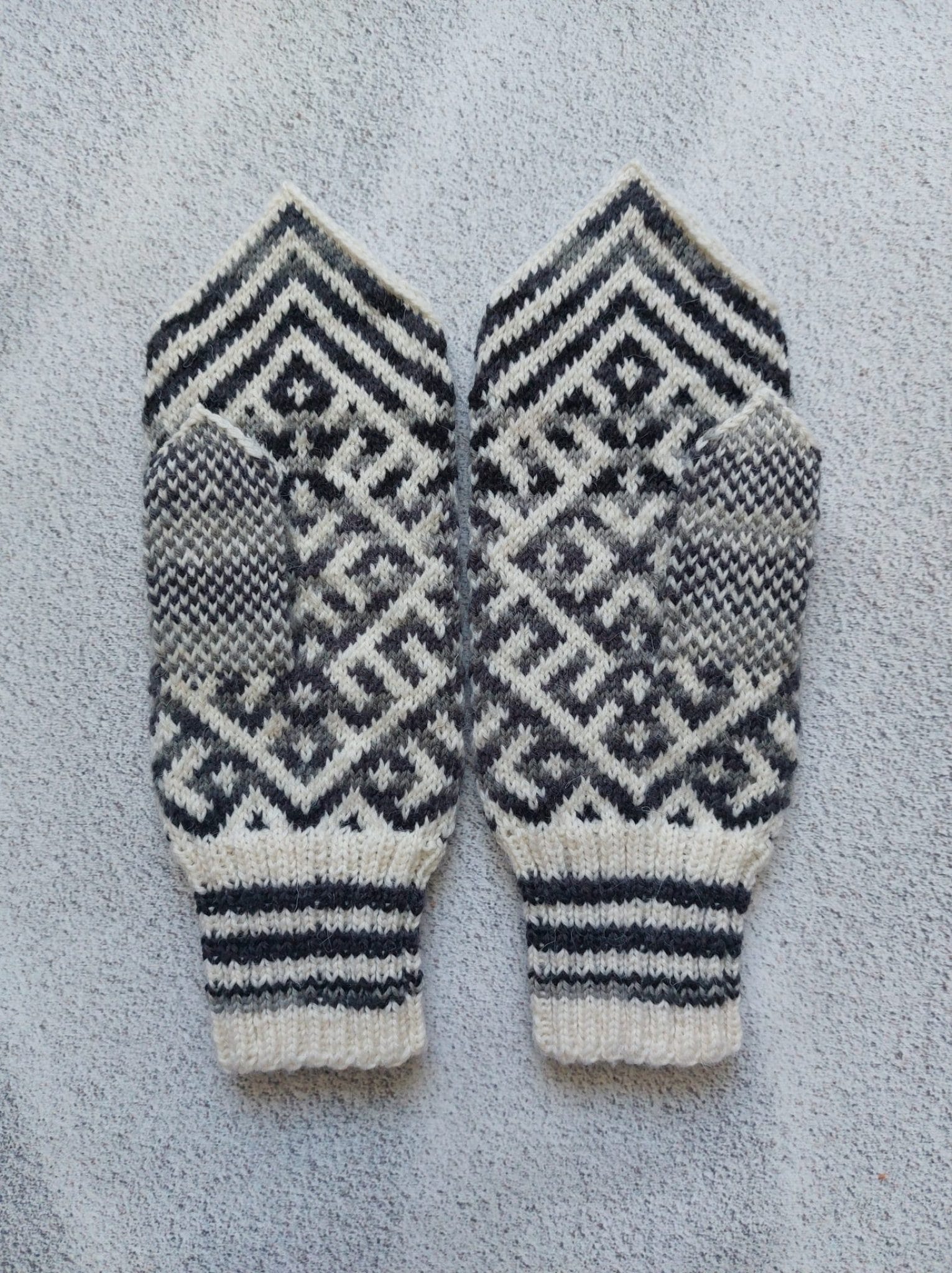 Women's hand-knitted wool mittens are warm with a pattern 3