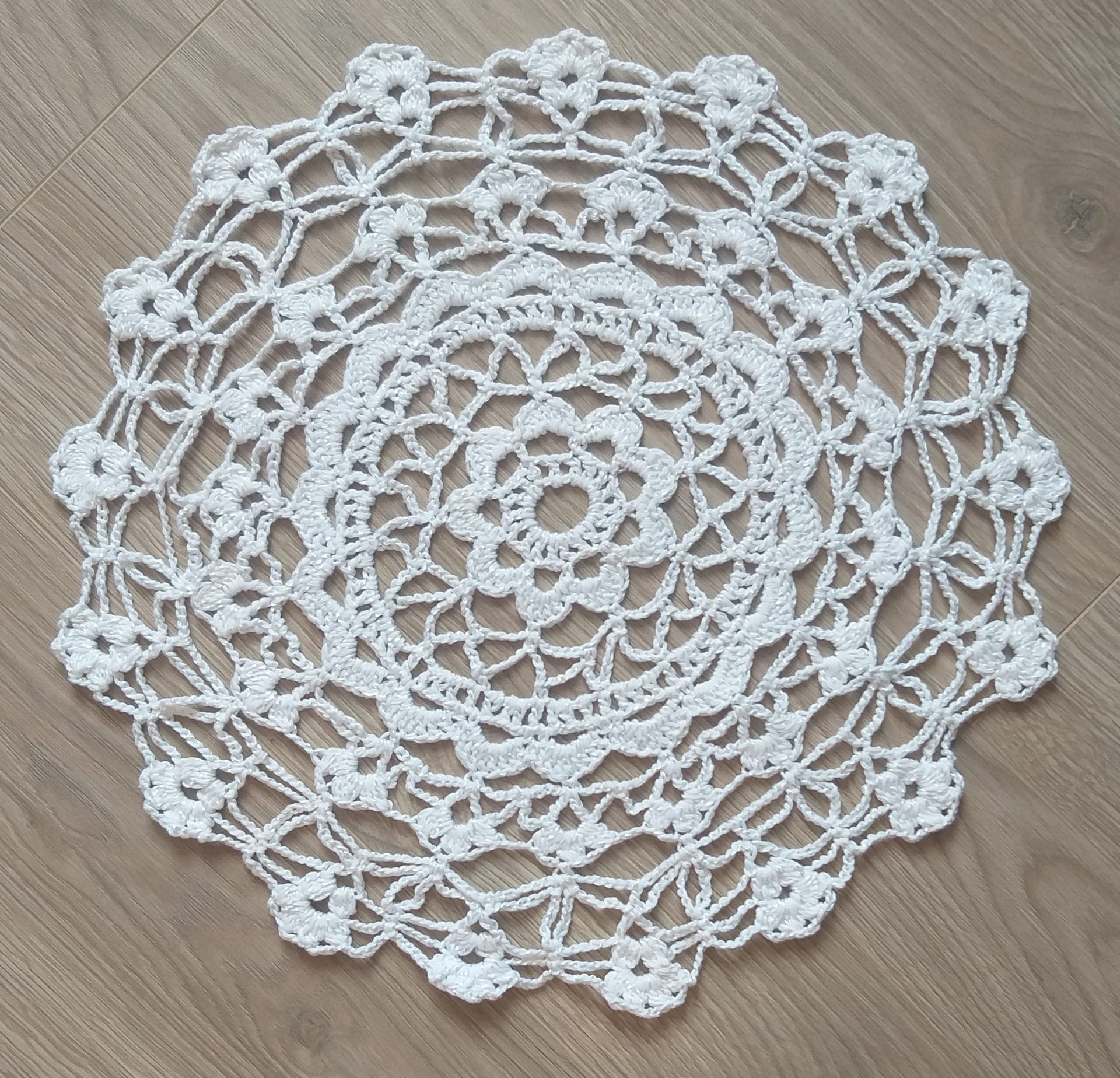 White crochet round doily easy pattern - Crealandia