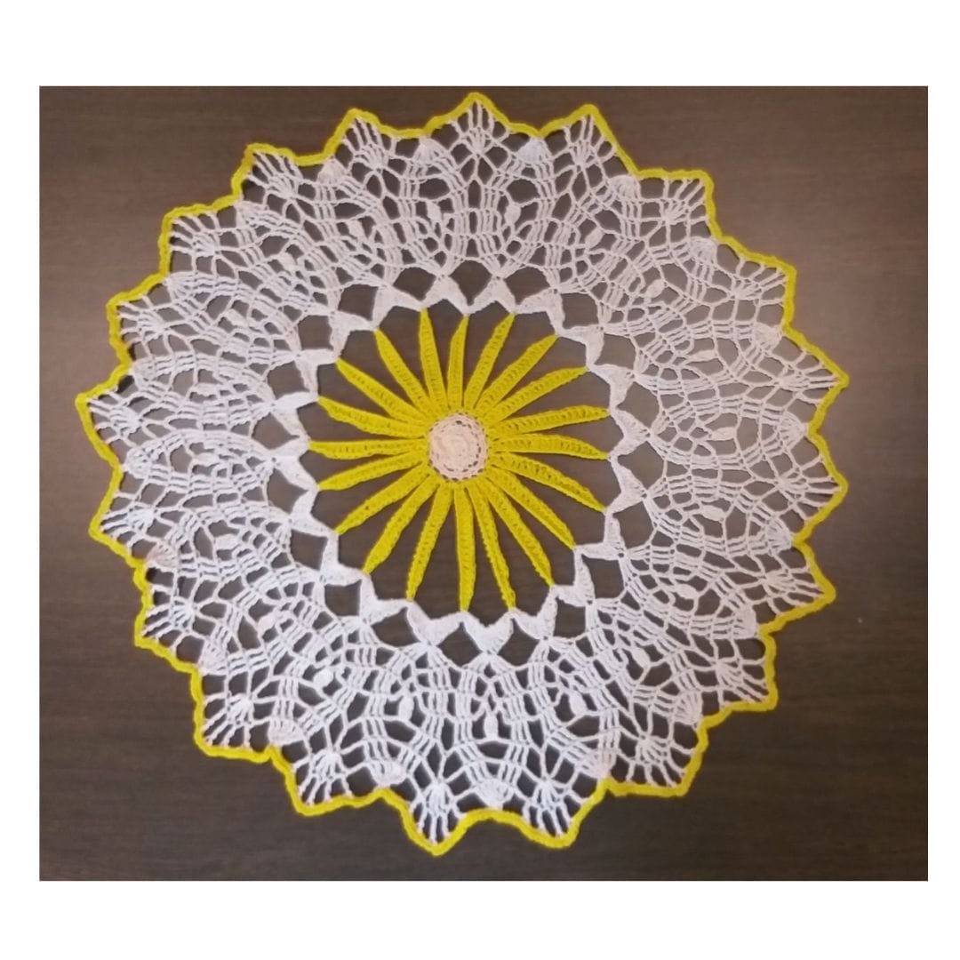 Crochet round doily flower pattern - Crealandia