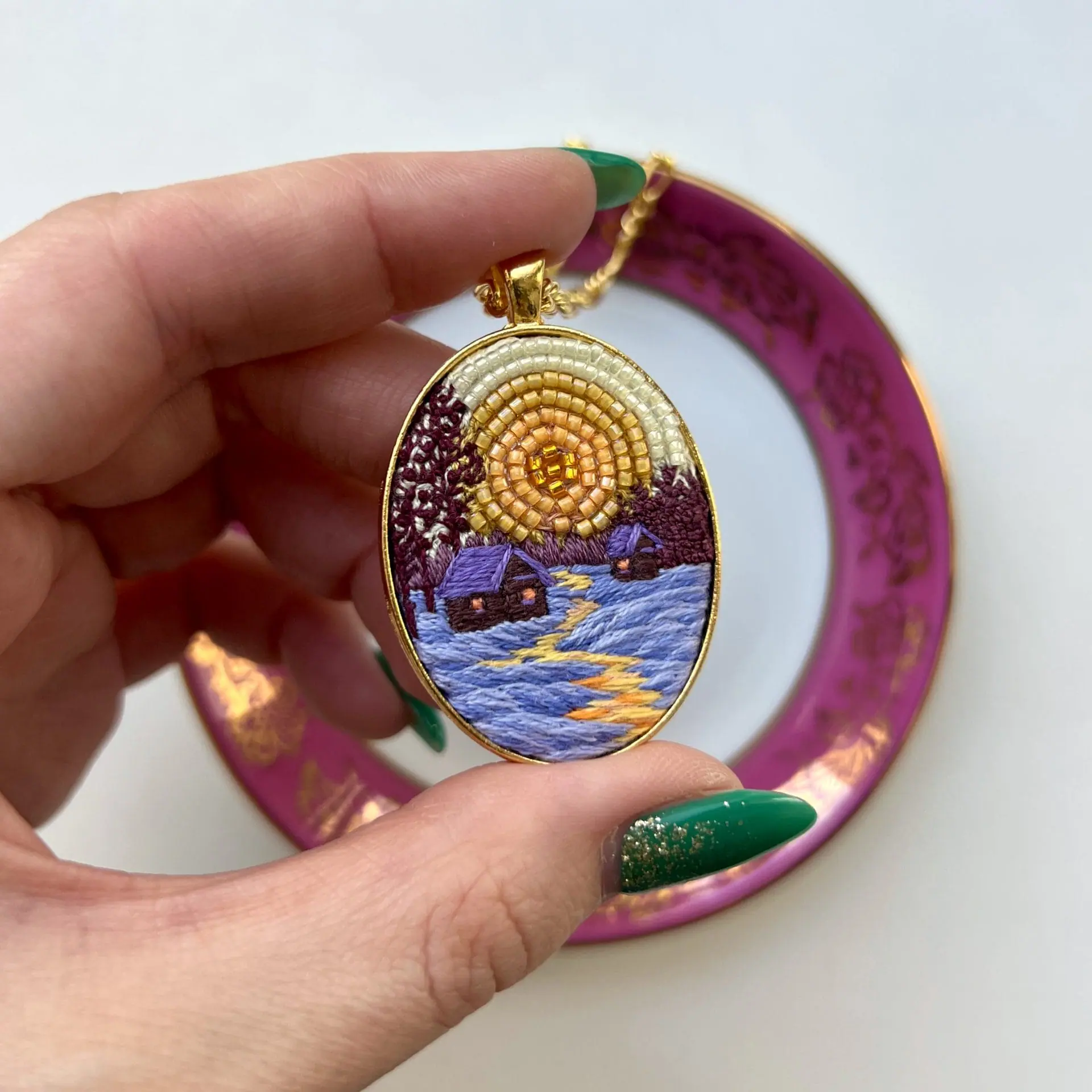 Solstice Glow, landscape embroidery pendant - Crealandia