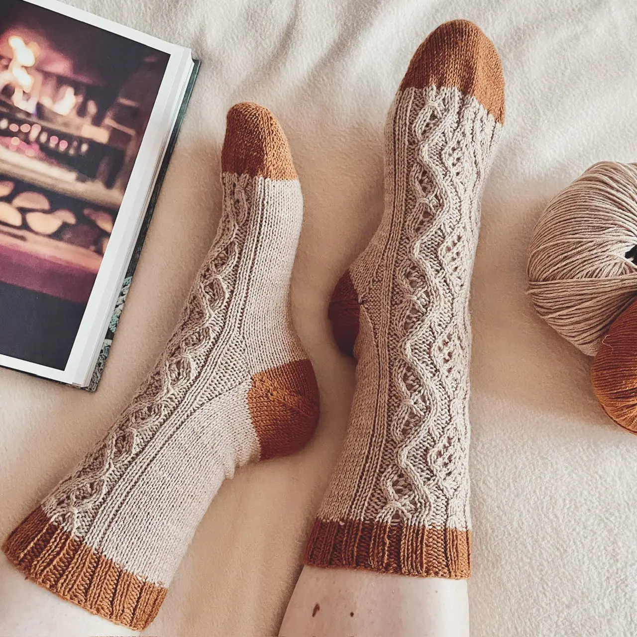 Alhambra socks knitting pattern (PDF ENG) - Crealandia