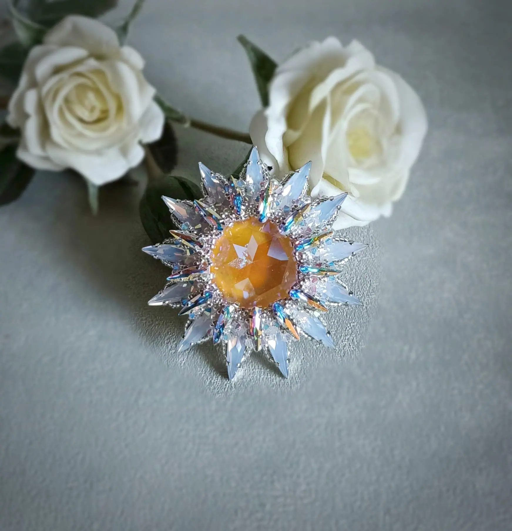 Crystal Daisy brooch - Crealandia