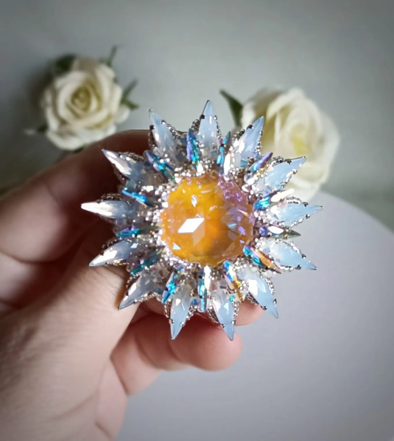 Crystal Daisy brooch - Crealandia