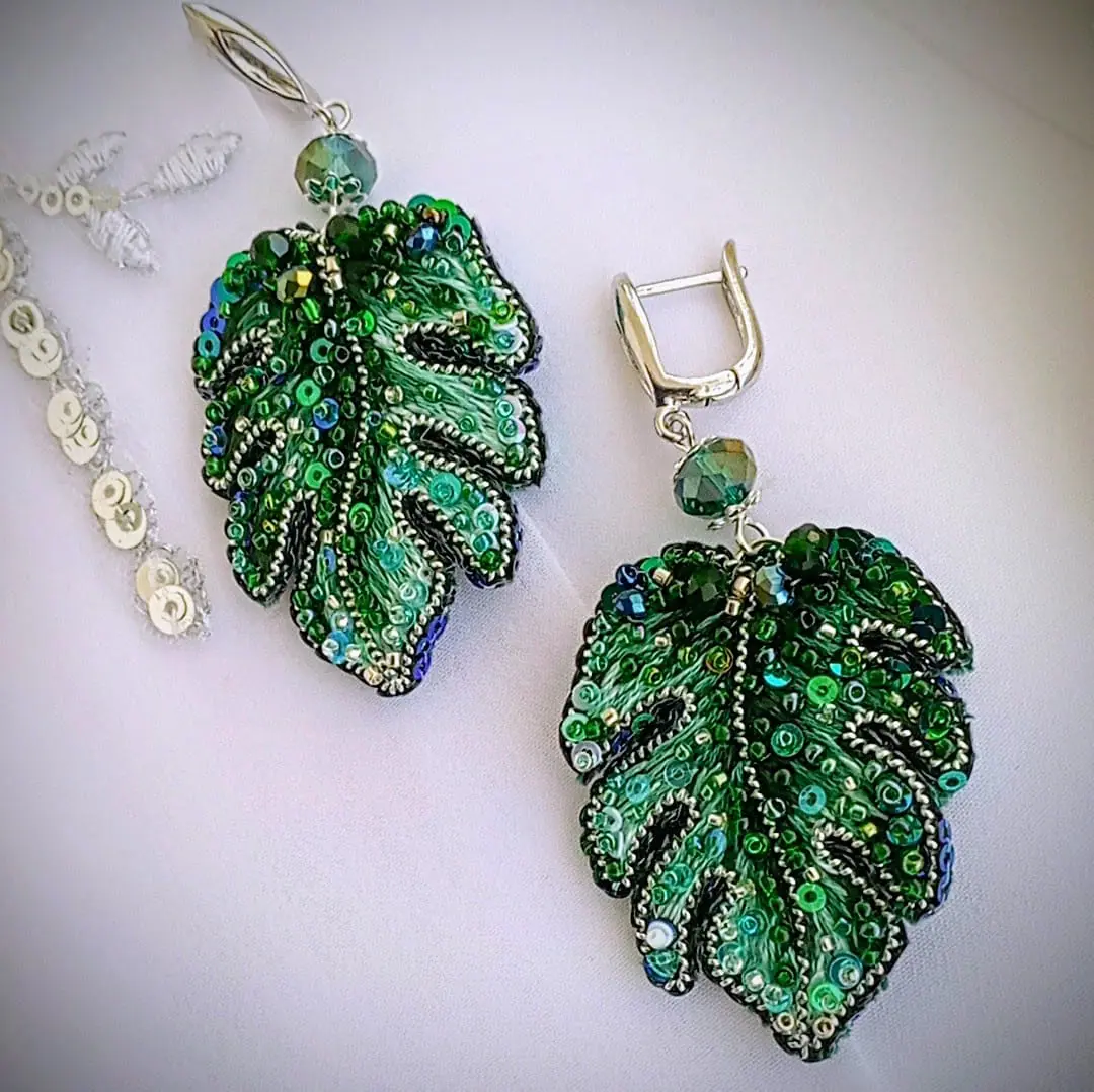 handmade beaded monstera leaf earrings.
