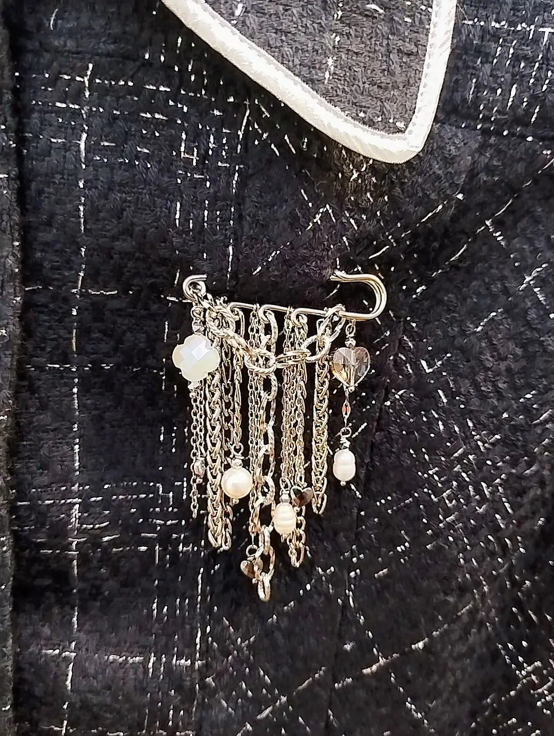 Handmade colar pin brooch with chains and natural pearls