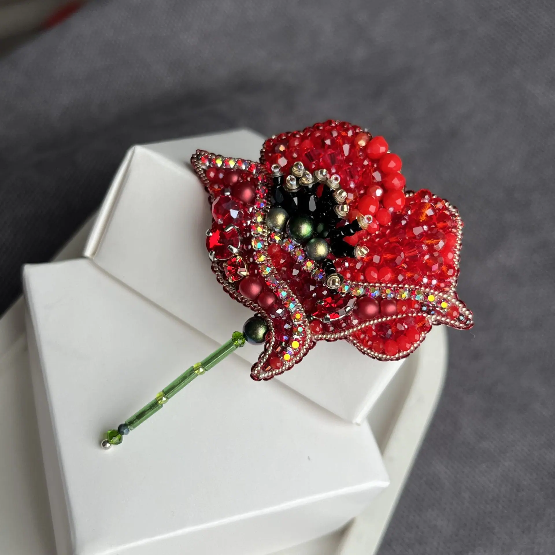 Handmade beaded red poppy brooch - Crealandia