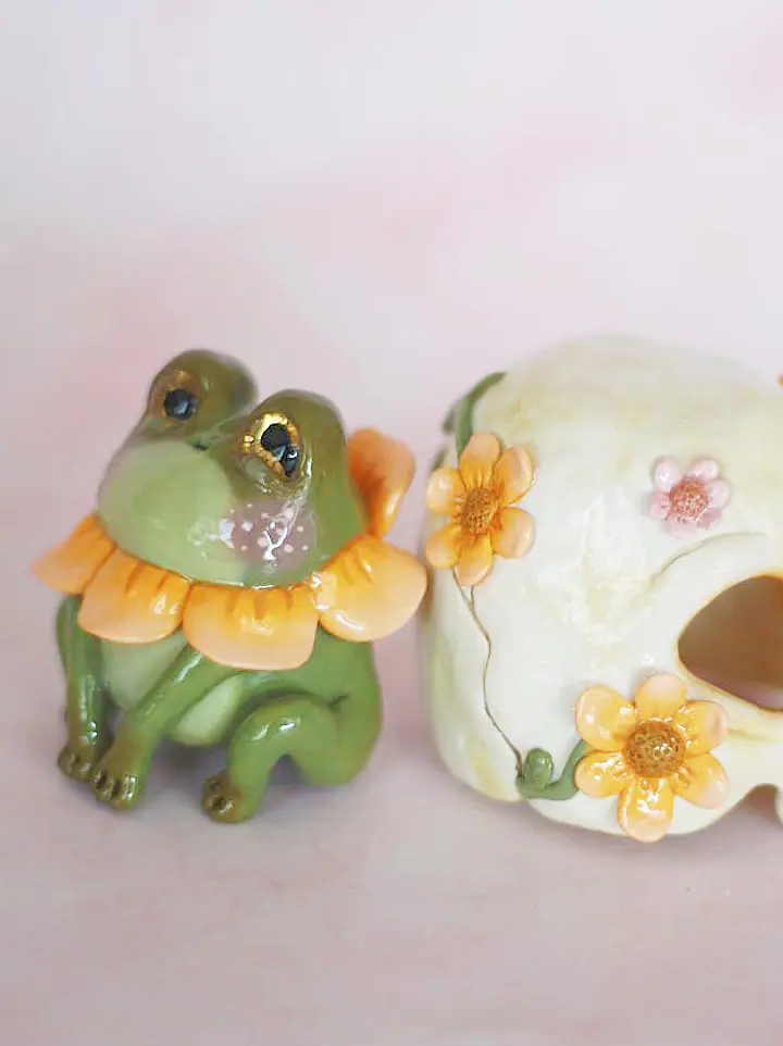 Frog on a Skull - Crealandia