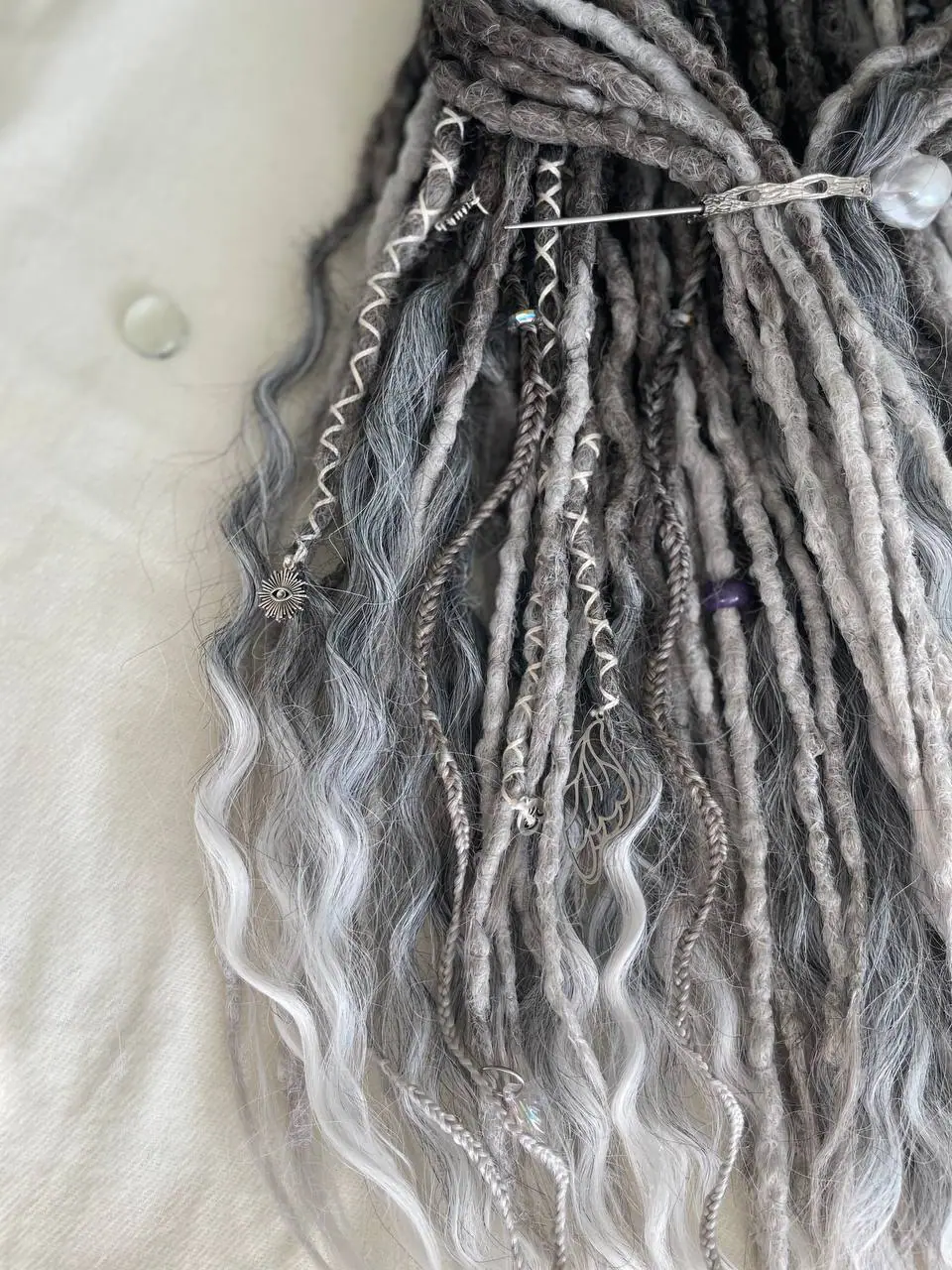 hooked synthetic dreads with brushable curls silver and grey - Crealandia