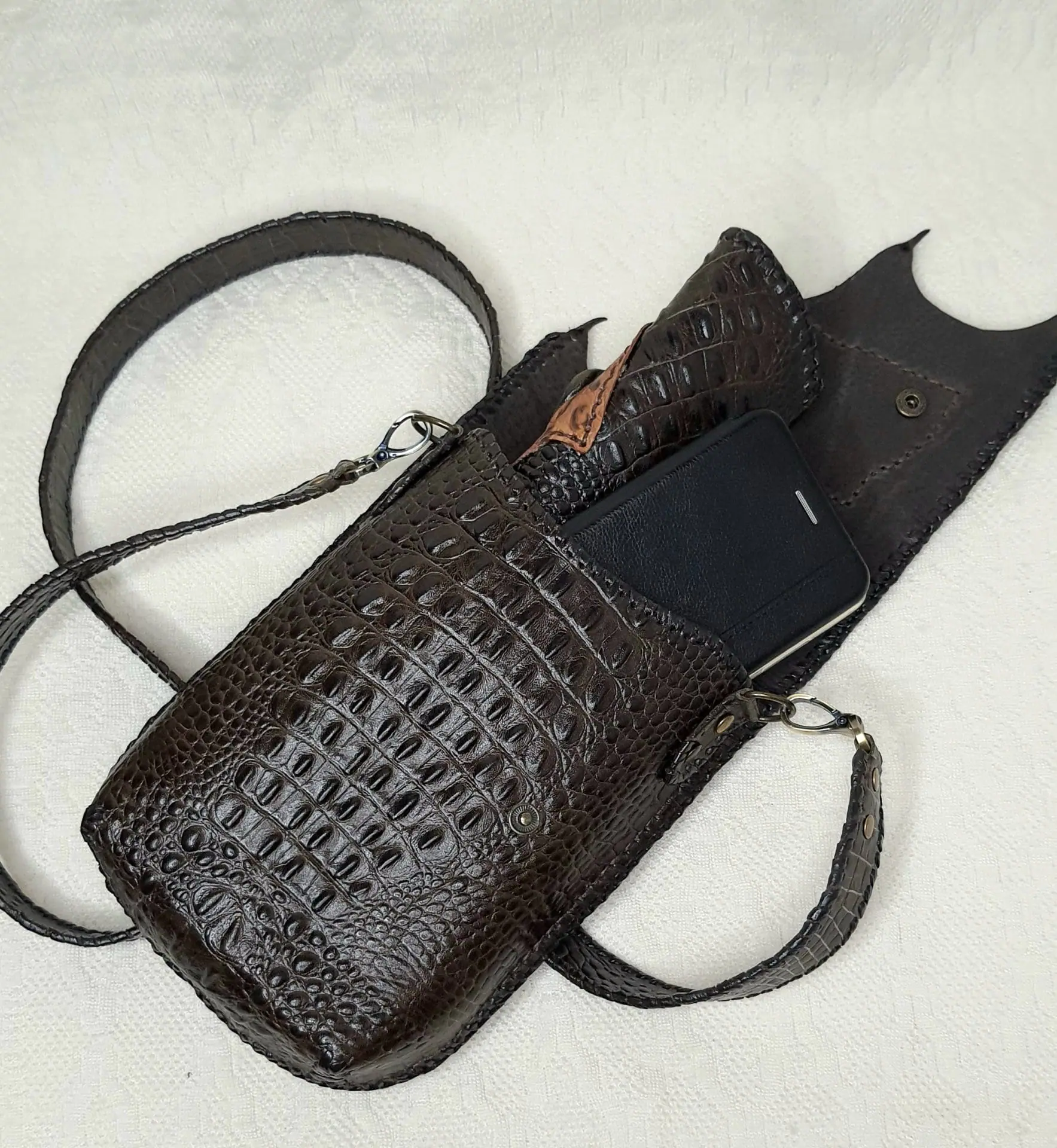Unique leather bag for most mobile phones - Crealandia