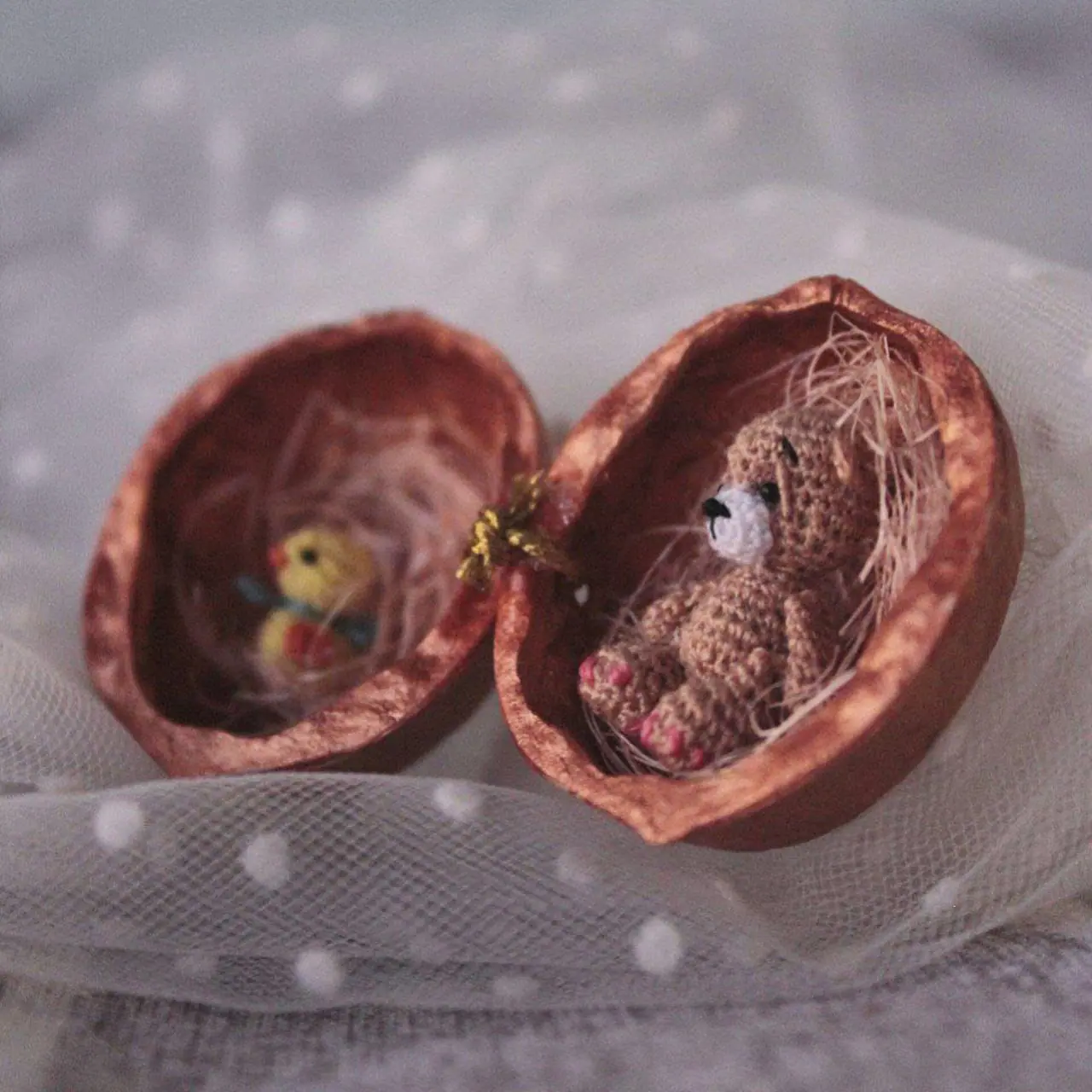 Walnut shell house with knitted mini teddy bear - Crealandia