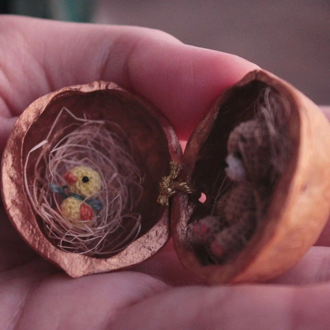 Walnut shell house with knitted mini teddy bear - Crealandia