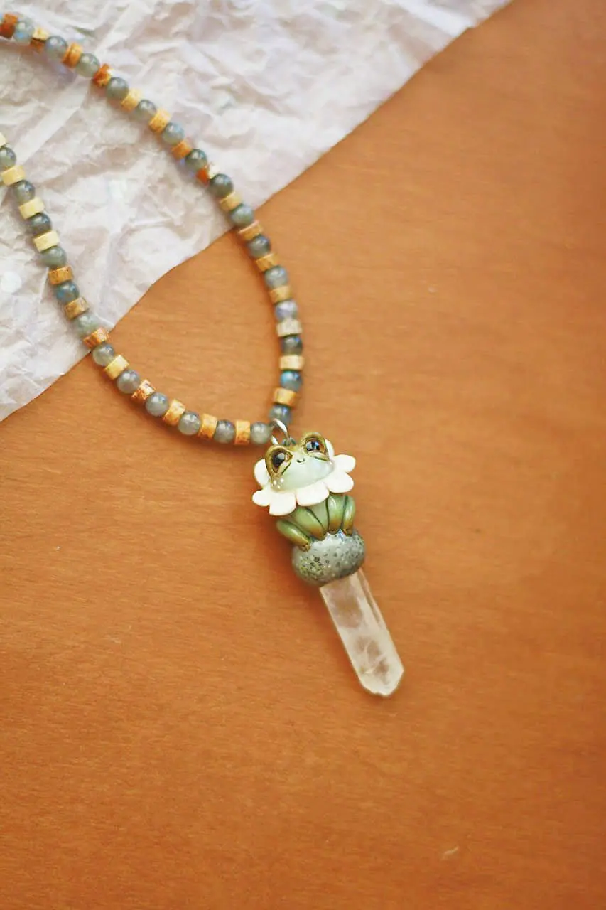 Quartz Frog Necklace - Crealandia