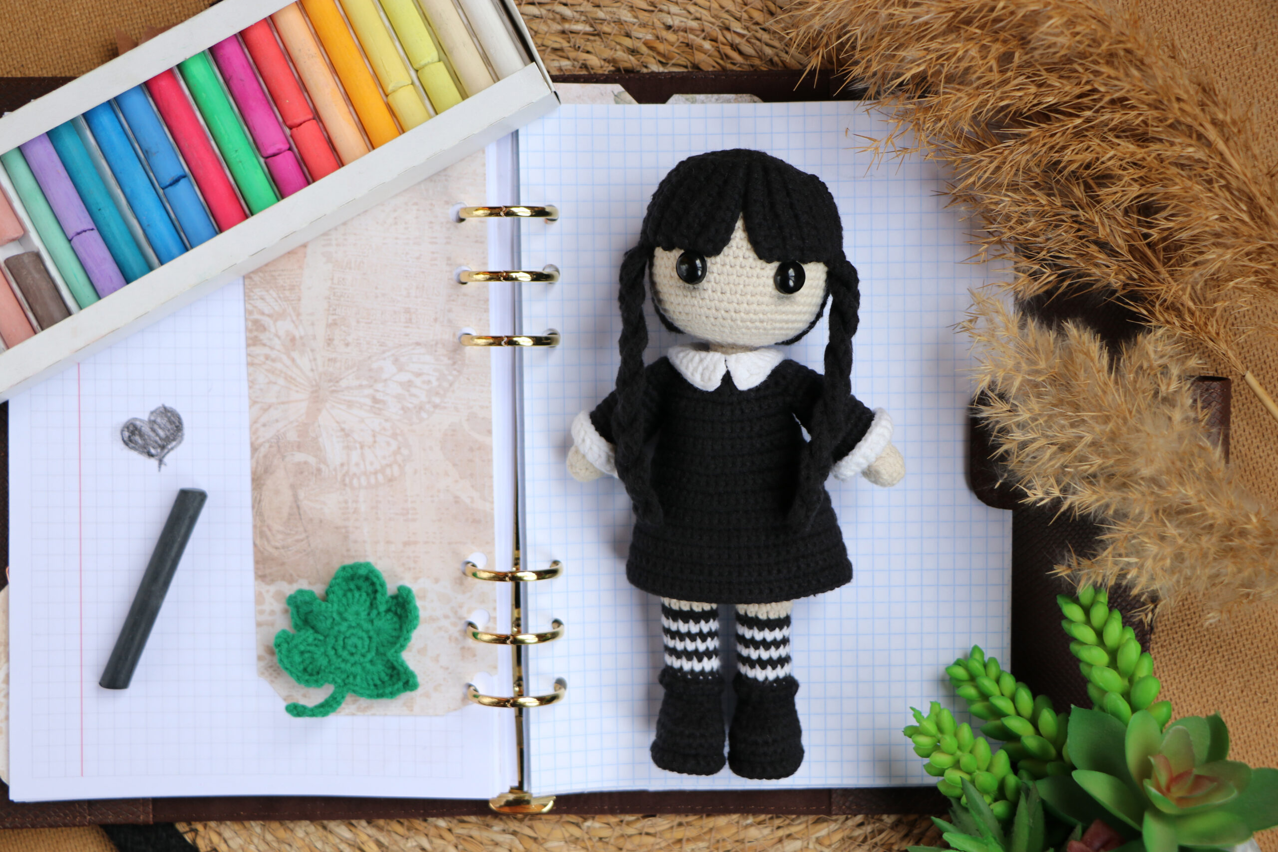 Wednesday crochet pattern Eng. Italiano PDF - DailyDoll Shop