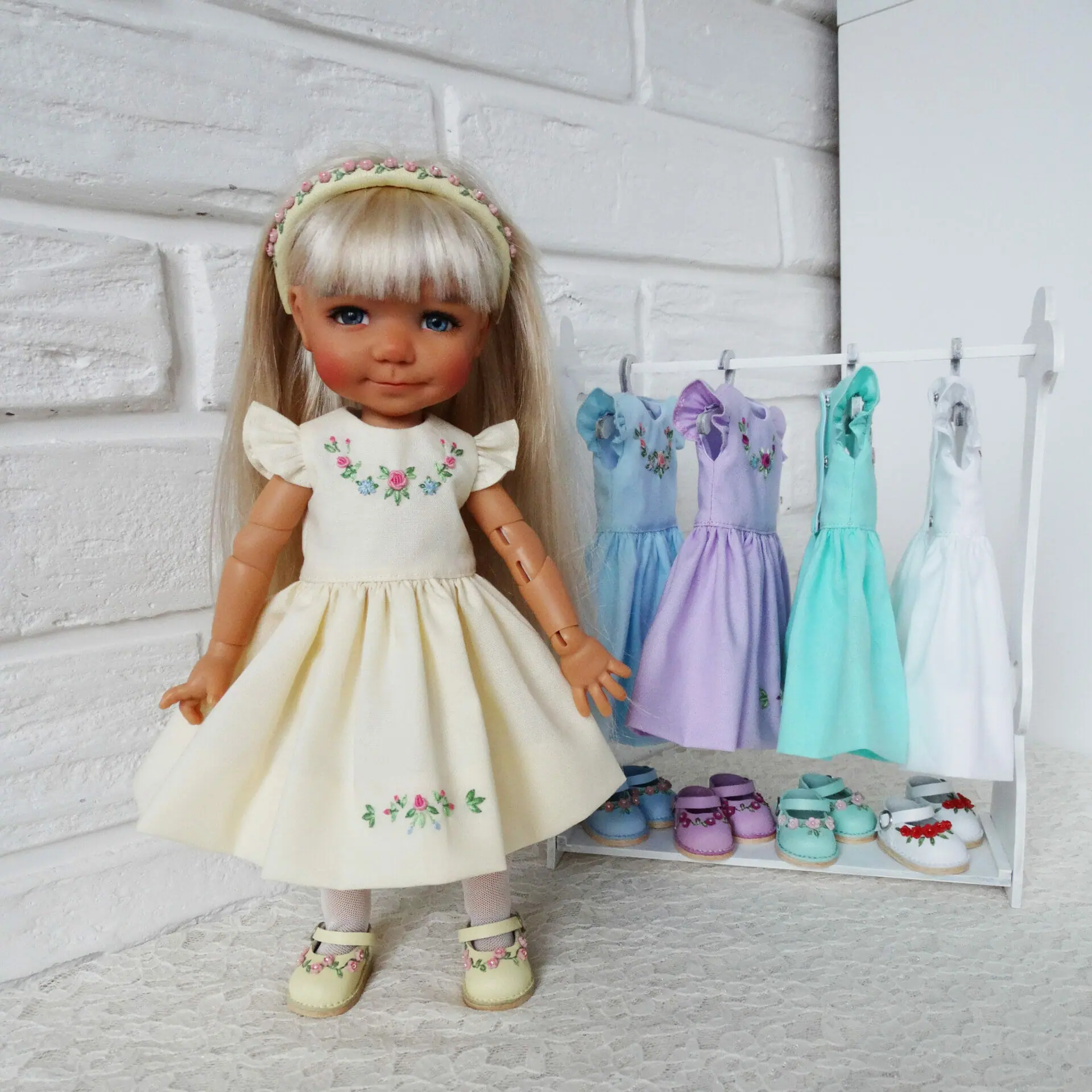 Pretty pale yellow outfit for Meadow dolls Dumplings