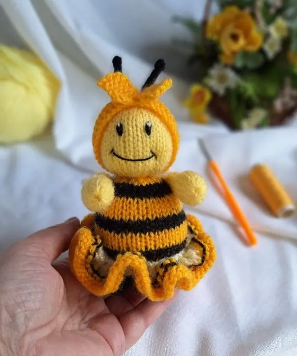 BEE PATTERN KNITTING - DailyDoll Shop